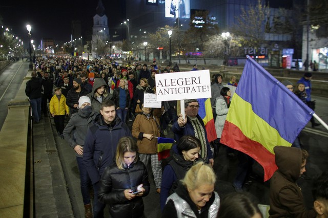 Romanians Hold Mass Protest Against Ruling Party's Judicial Overhaul ...
