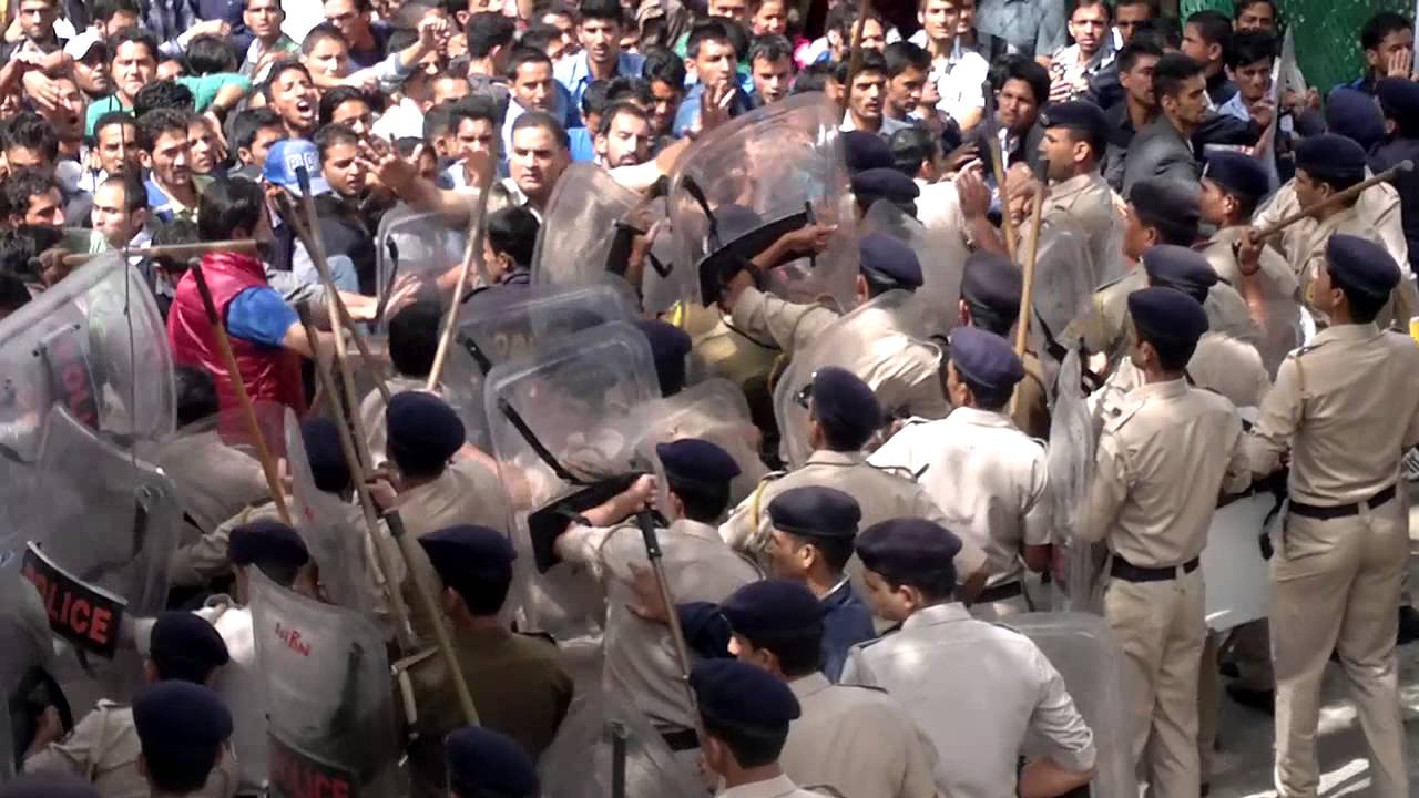 The Misuse of 'Lathi Charge' by the Indian Police - The Wire