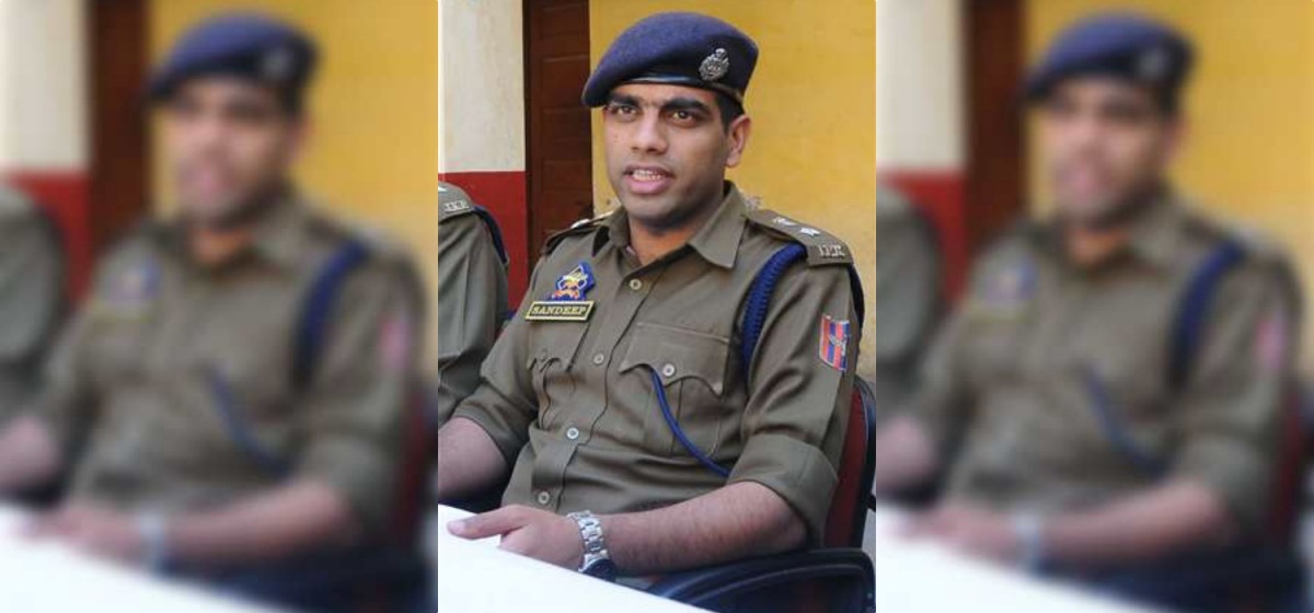 Cop Who 'Beat up' Kashmiri Journalists Has a History of 'Misbehaving ...