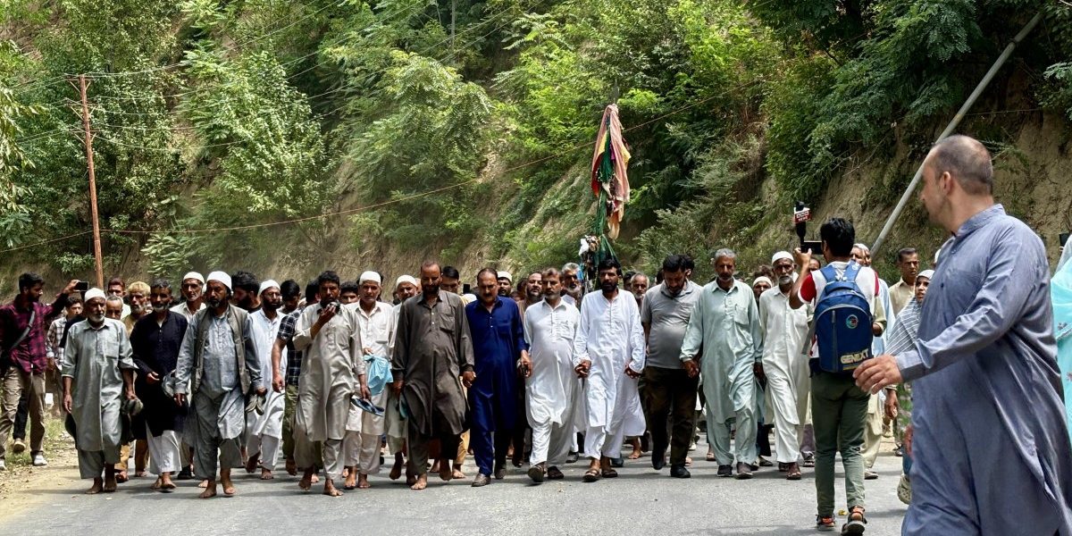 Thousands Pray at Sufi Shrine for End to Record-Breaking Heat in ...
