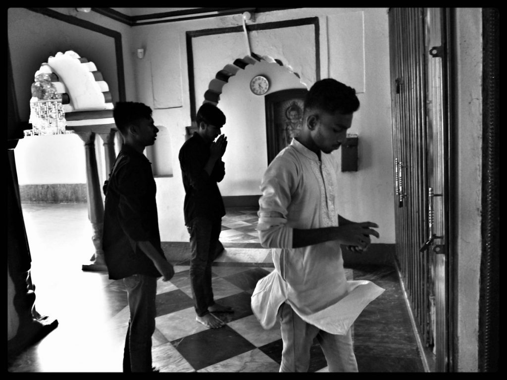 In Photos: At a Dhaka Temple, Talk of Politics - The Wire