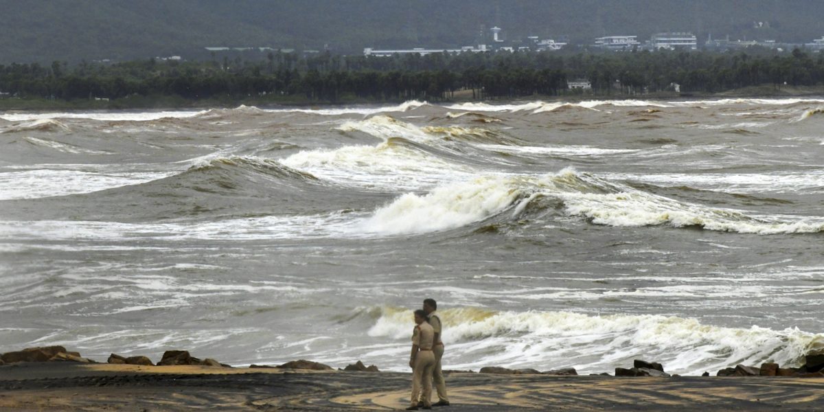 Cyclone Montha Makes Landfall Over Andhra Pradesh - The Wire